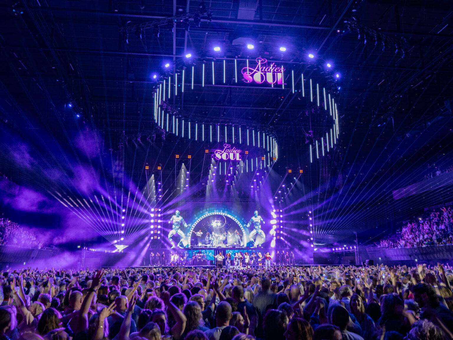 Ladies of Soul Dazzles with Rich Hippotizer-Driven Video – rAVe [PUBS]